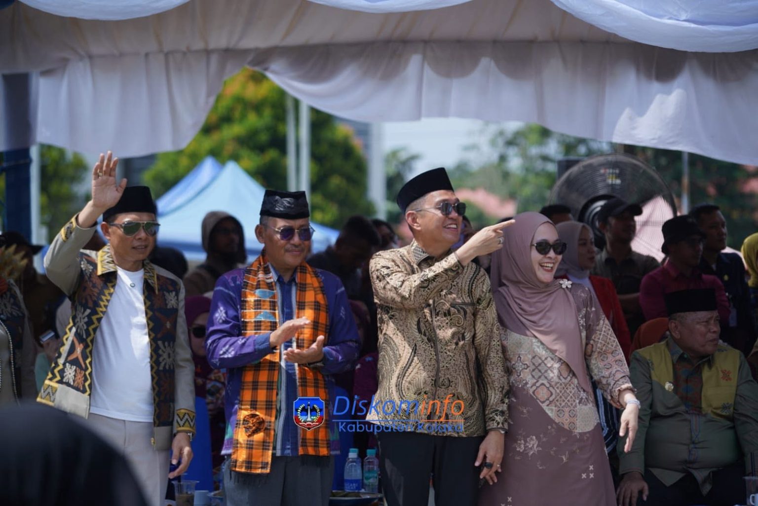 Bupati Kolaka dan Istri Sambut Kafilah pada Pawai Ta’aruf MTQ XXXI di ...